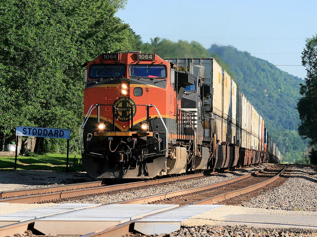 BNSF 1064
